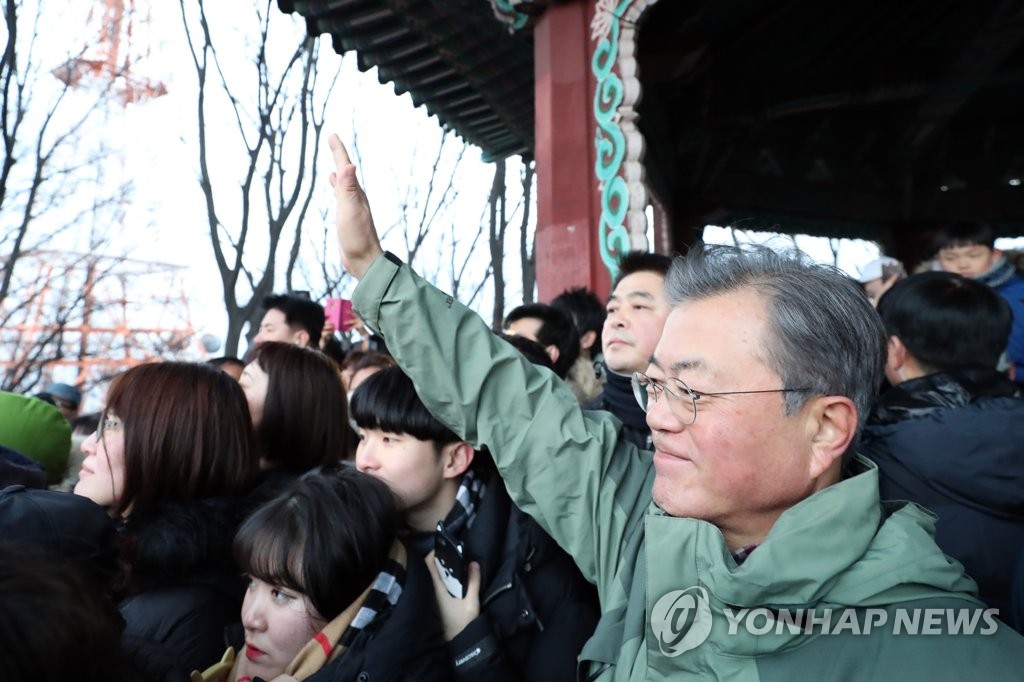 文在寅登南山迎新年 韩联社