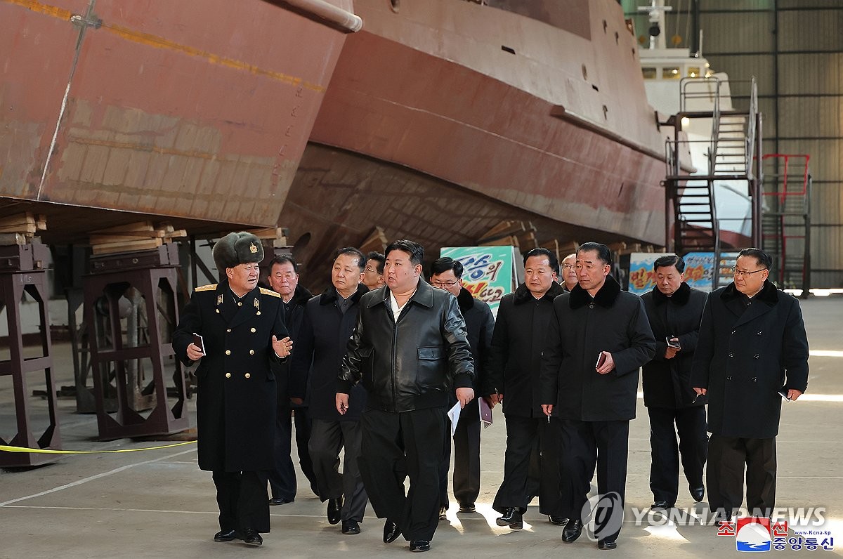 金正恩视察军舰造船厂 韩联社