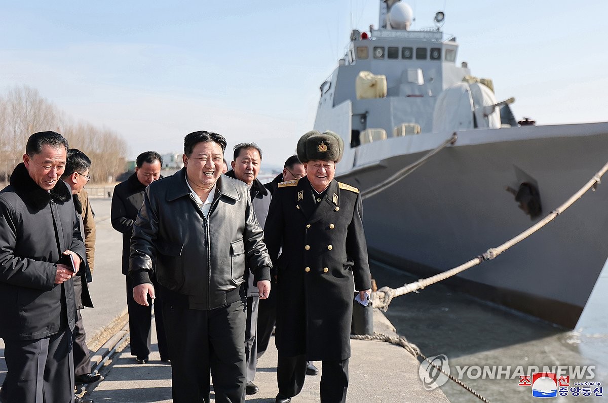 金正恩视察南浦造船厂 韩联社