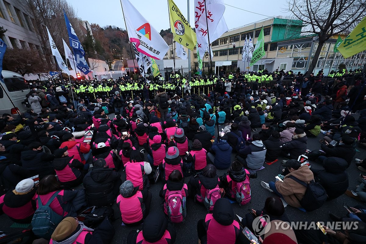 韩民团突破警戒线在总统官邸入口促尹锡悦下台 韩联社
