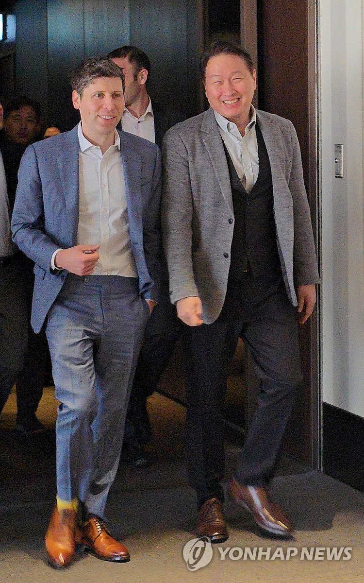 韩SK掌门崔泰源在美会见OpenAI CEO奥尔特曼 | 韩联社