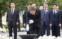 李在明参拜卢武铉墓