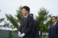 李俊锡参拜卢武铉墓